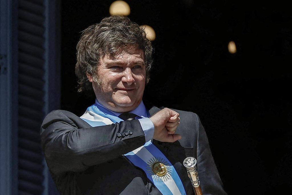 El ajustazo de Milei: El loco, la motosierra y el pague Dios ...